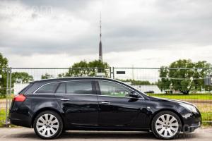 Black Opel Insignia 2009 in Riga, with an engine capacity of 2.00 L and mileage of 331 thousand km for 4990 €, photo 5 on AUTOMOTO.COM.LV