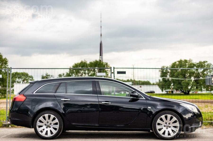 Black Opel Insignia 2009 in Riga, with an engine capacity of 2.00 L and mileage of 331 thousand km for 4990 €, photo 5 on AUTOMOTO.COM.LV