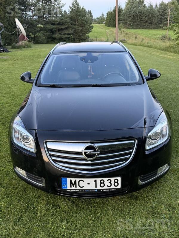 Black Opel Insignia 2009 in Rezekne, with an engine capacity of 2.00 L and mileage of 301 thousand km for 3200 €, photo 2 on AUTOMOTO.COM.LV