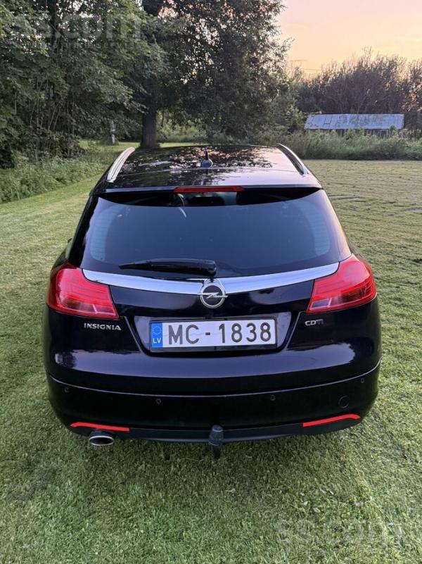 Black Opel Insignia 2009 in Rezekne, with an engine capacity of 2.00 L and mileage of 301 thousand km for 3200 €, photo 3 on AUTOMOTO.COM.LV