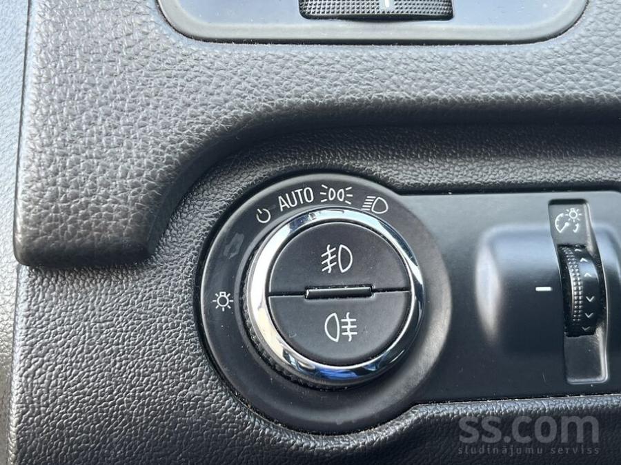 Black Opel Insignia 2009 in Riga, with an engine capacity of 2.00 L and mileage of 0 thousand km for 2490 €, photo 13 on AUTOMOTO.COM.LV