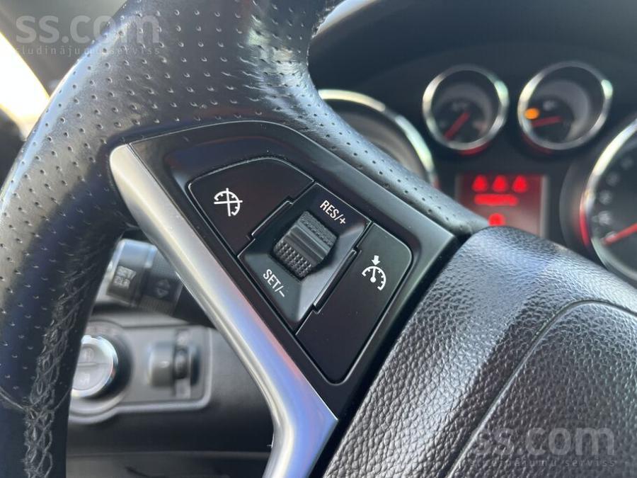 Black Opel Insignia 2009 in Riga, with an engine capacity of 2.00 L and mileage of 0 thousand km for 2490 €, photo 15 on AUTOMOTO.COM.LV