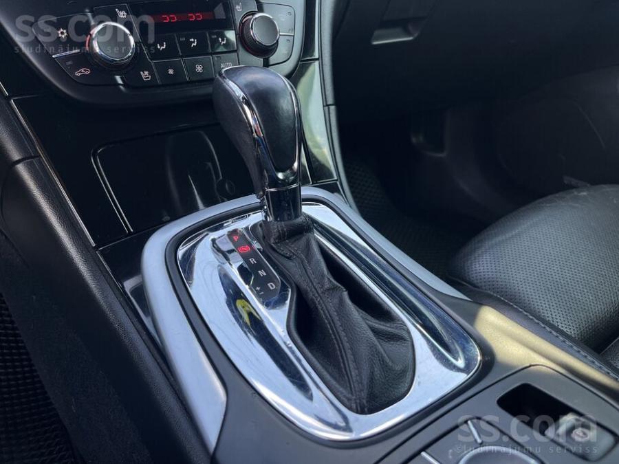 Black Opel Insignia 2009 in Riga, with an engine capacity of 2.00 L and mileage of 0 thousand km for 2490 €, photo 18 on AUTOMOTO.COM.LV