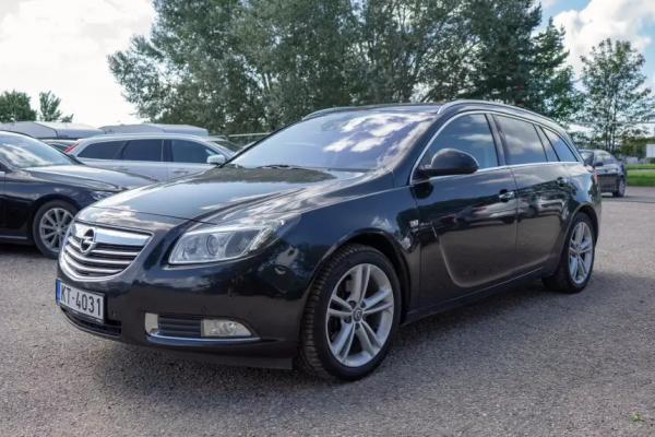 Black Opel Insignia 2009 in Liepaja, with an engine capacity of 2.00 L and mileage of 319 thousand km for 3500 €, photo 1 on AUTOMOTO.COM.LV