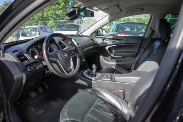 Black Opel Insignia 2009 in Liepaja, with an engine capacity of 2.00 L and mileage of 319 thousand km for 3500 €, photo 6 on AUTOMOTO.COM.LV