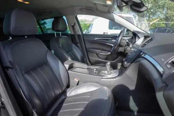 Black Opel Insignia 2009 in Liepaja, with an engine capacity of 2.00 L and mileage of 319 thousand km for 3500 €, photo 10 on AUTOMOTO.COM.LV
