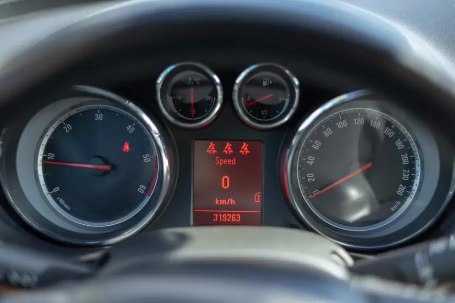 Melns Opel Insignia 2009 Liepāja, ar dzinēja tilpumu 2.00 L un nobraukumu 319 tūkst. km par 3500 €, foto 12 vietnē AUTOMOTO.COM.LV
