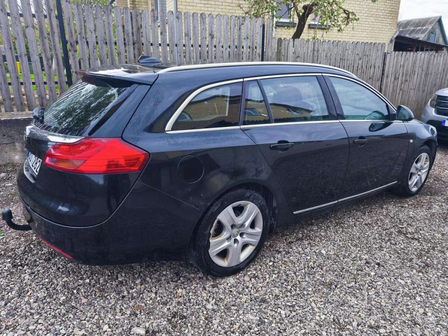 Black Opel Insignia 2009 in Siauliai, with an engine capacity of 1.80 L and mileage of 340 thousand km for 1500 €, photo 3 on AUTOMOTO.COM.LV