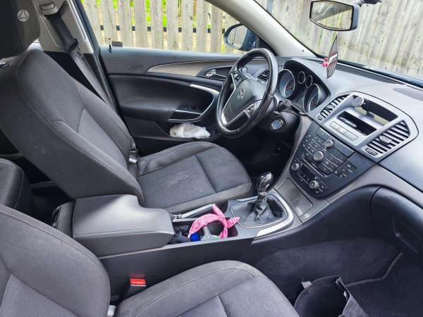 Black Opel Insignia 2009 in Siauliai, with an engine capacity of 1.80 L and mileage of 340 thousand km for 1500 €, photo 5 on AUTOMOTO.COM.LV