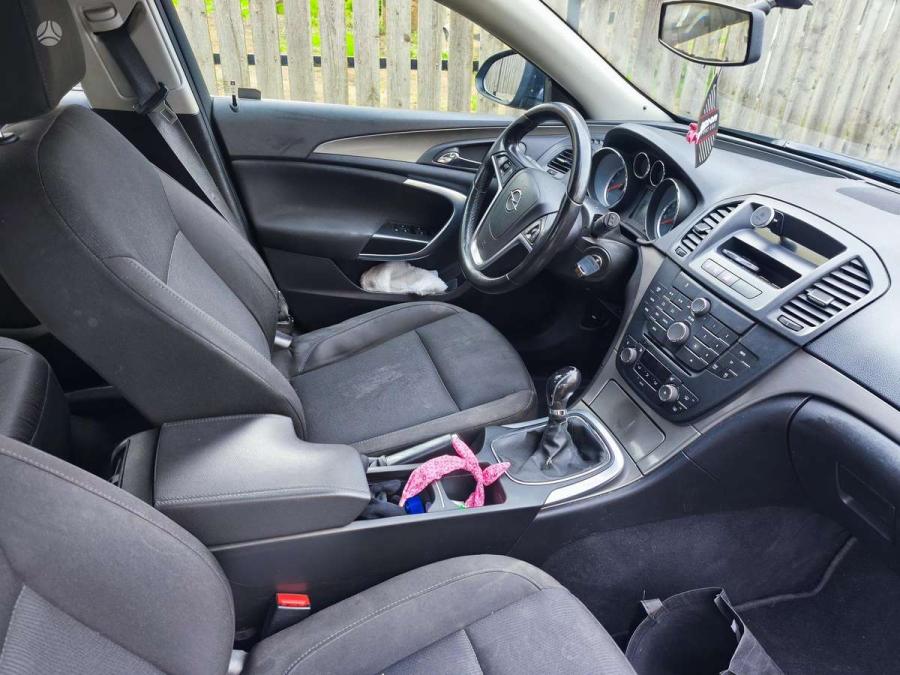 Black Opel Insignia 2009 in Siauliai, with an engine capacity of 1.80 L and mileage of 340 thousand km for 1500 €, photo 6 on AUTOMOTO.COM.LV