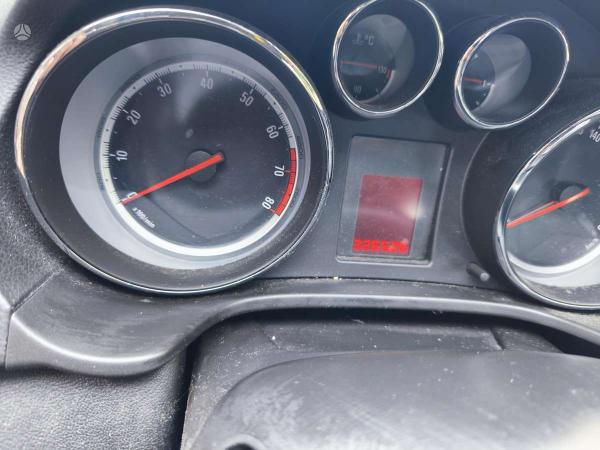 Black Opel Insignia 2009 in Siauliai, with an engine capacity of 1.80 L and mileage of 340 thousand km for 1500 €, photo 6 on AUTOMOTO.COM.LV