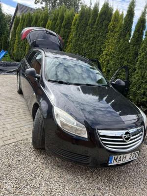 Black Opel Insignia 2009 in Kelme, with an engine capacity of 1.96 L and mileage of 247 thousand km for 1799 €, photo 4 on AUTOMOTO.COM.LV