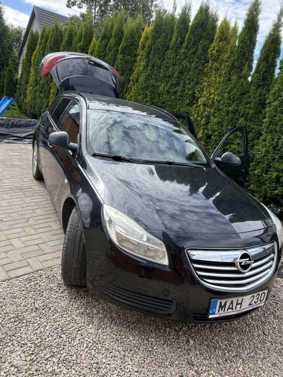 Black Opel Insignia 2009 in Kelme, with an engine capacity of 1.96 L and mileage of 247 thousand km for 1799 €, photo 4 on AUTOMOTO.COM.LV