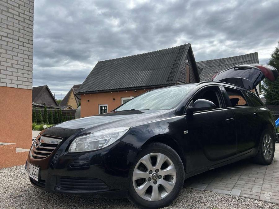 Black Opel Insignia 2009 in Kelme, with an engine capacity of 1.96 L and mileage of 247 thousand km for 1799 €, photo 5 on AUTOMOTO.COM.LV
