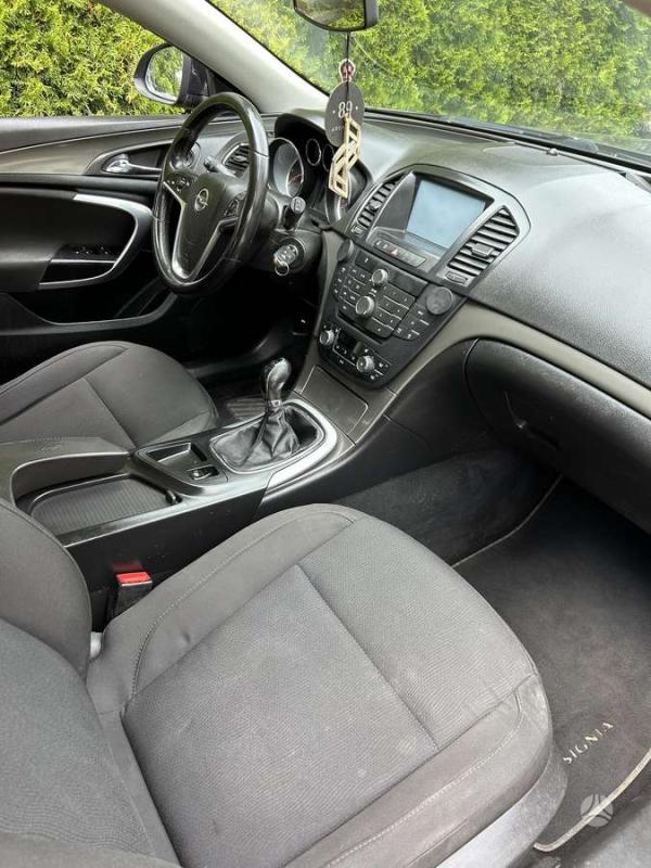 Black Opel Insignia 2009 in Kelme, with an engine capacity of 1.96 L and mileage of 247 thousand km for 1799 €, photo 9 on AUTOMOTO.COM.LV