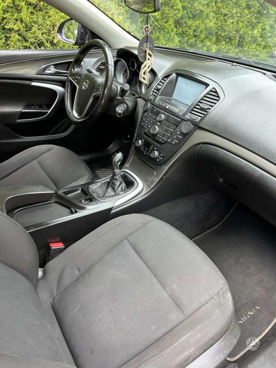 Black Opel Insignia 2009 in Kelme, with an engine capacity of 1.96 L and mileage of 247 thousand km for 1799 €, photo 10 on AUTOMOTO.COM.LV
