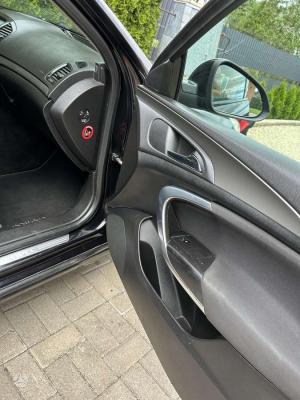 Black Opel Insignia 2009 in Kelme, with an engine capacity of 1.96 L and mileage of 247 thousand km for 1799 €, photo 11 on AUTOMOTO.COM.LV