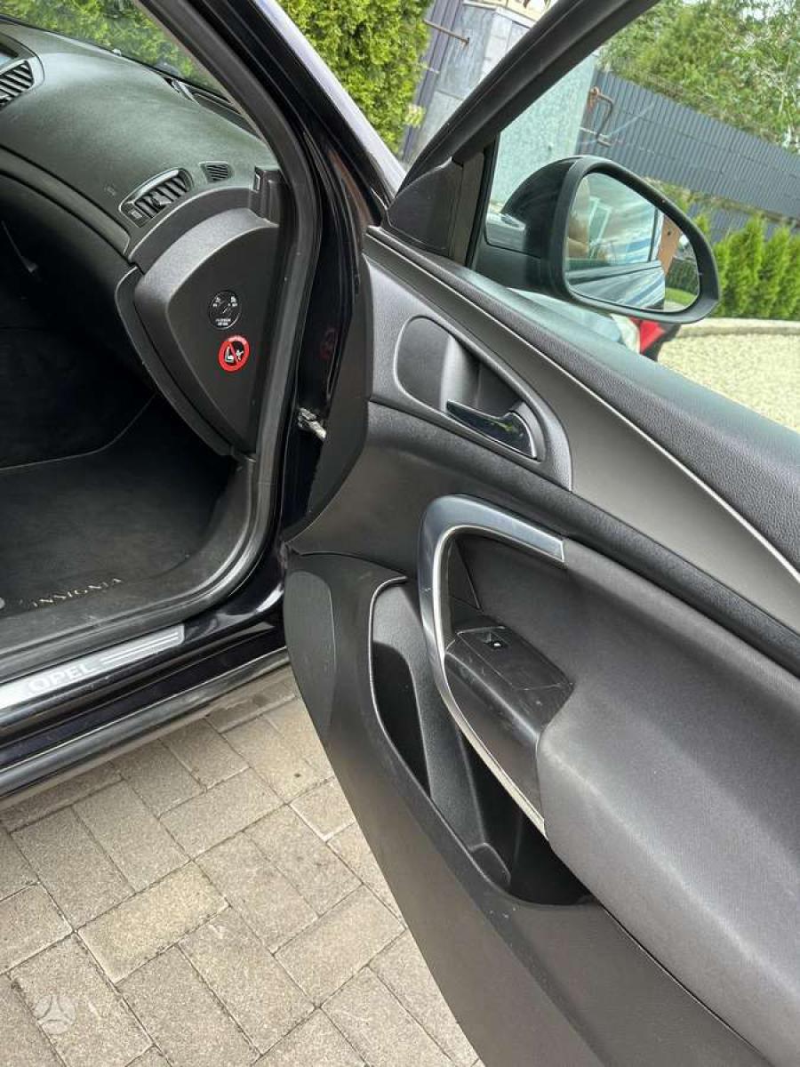 Black Opel Insignia 2009 in Kelme, with an engine capacity of 1.96 L and mileage of 247 thousand km for 1799 €, photo 11 on AUTOMOTO.COM.LV