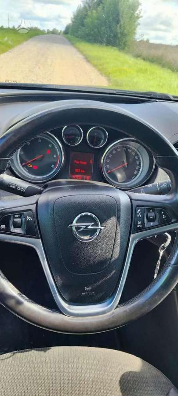 Black Opel Insignia 2009 in Raseiniai, with an engine capacity of 1.96 L and mileage of 277 thousand km for 3150 €, photo 6 on AUTOMOTO.COM.LV