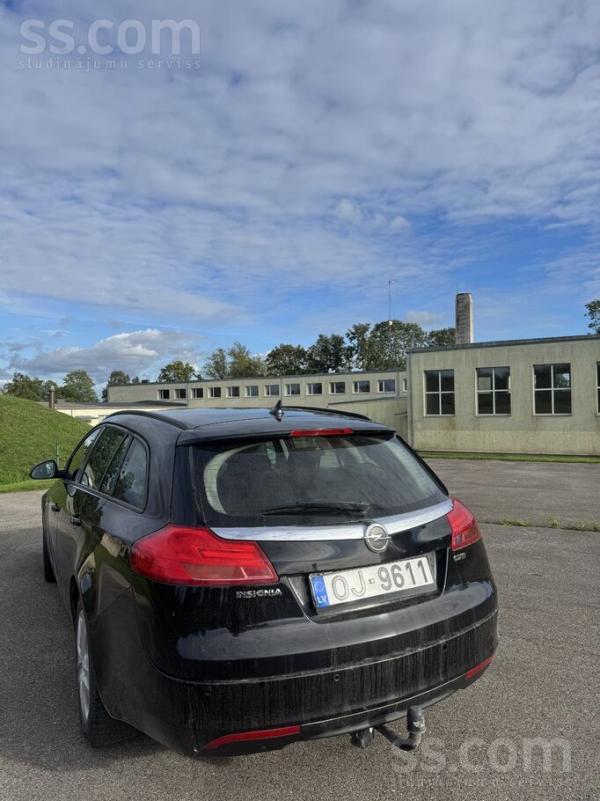 Black Opel Insignia 2009 in Dobele, with an engine capacity of 2.00 L and mileage of 348 thousand km for 1800 €, photo 5 on AUTOMOTO.COM.LV