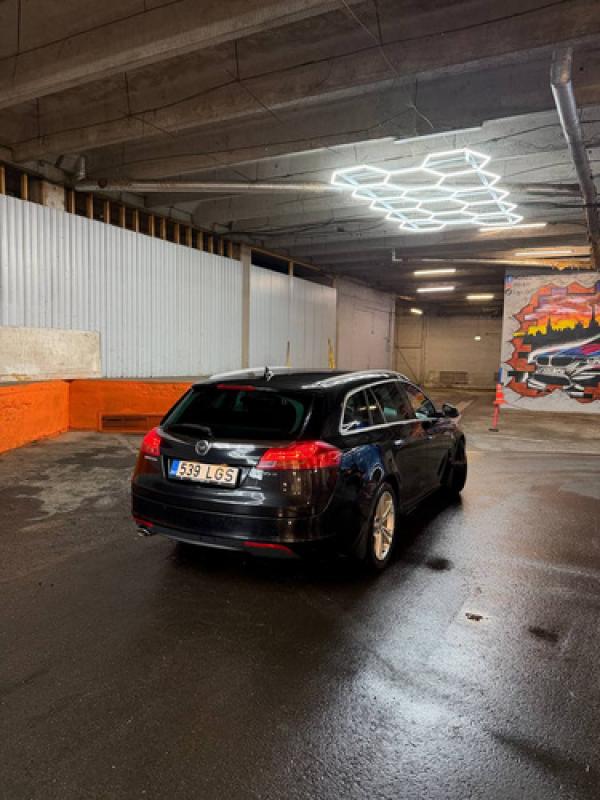 Black Opel Insignia 2009 in Tallinn, with an engine capacity of 2.00 L and mileage of 276 thousand km for 3500 €, photo 4 on AUTOMOTO.COM.LV