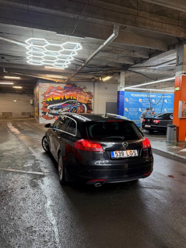 Black Opel Insignia 2009 in Tallinn, with an engine capacity of 2.00 L and mileage of 276 thousand km for 3500 €, photo 5 on AUTOMOTO.COM.LV