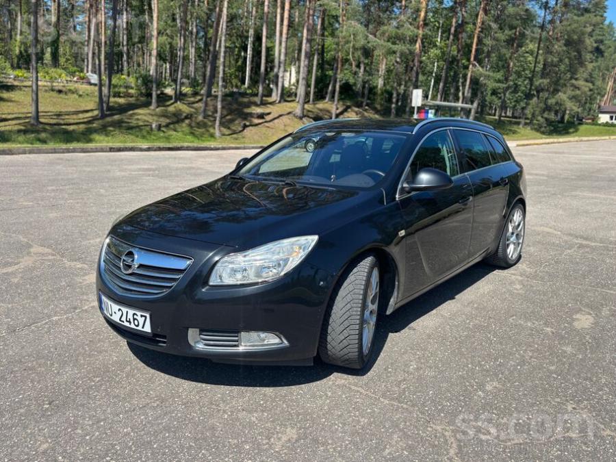 Black Opel Insignia 2010 in Cesis, with an engine capacity of 2.00 L and mileage of 310 thousand km for 3100 €, photo 1 on AUTOMOTO.COM.LV