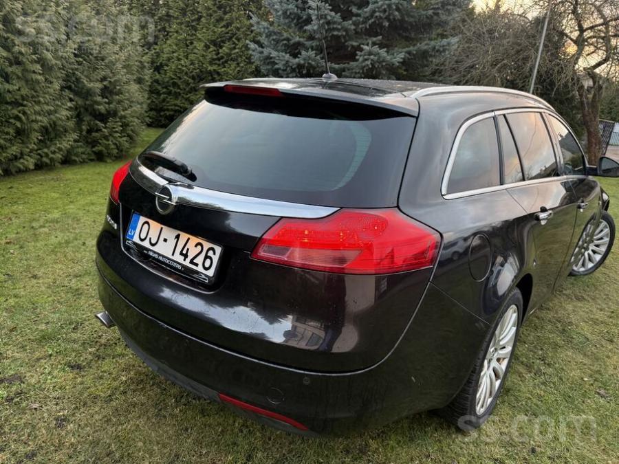 Black Opel Insignia 2010 in Riga, with an engine capacity of 2.00 L and mileage of 266 thousand km for 2350 €, photo 4 on AUTOMOTO.COM.LV