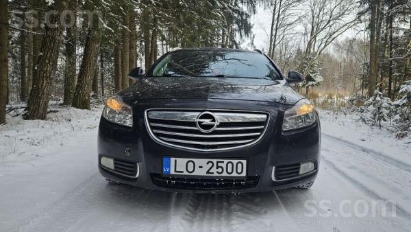 Black Opel Insignia 2010 in Rezekne, with an engine capacity of 2.00 L and mileage of 352 thousand km for 3300 €, photo 2 on AUTOMOTO.COM.LV