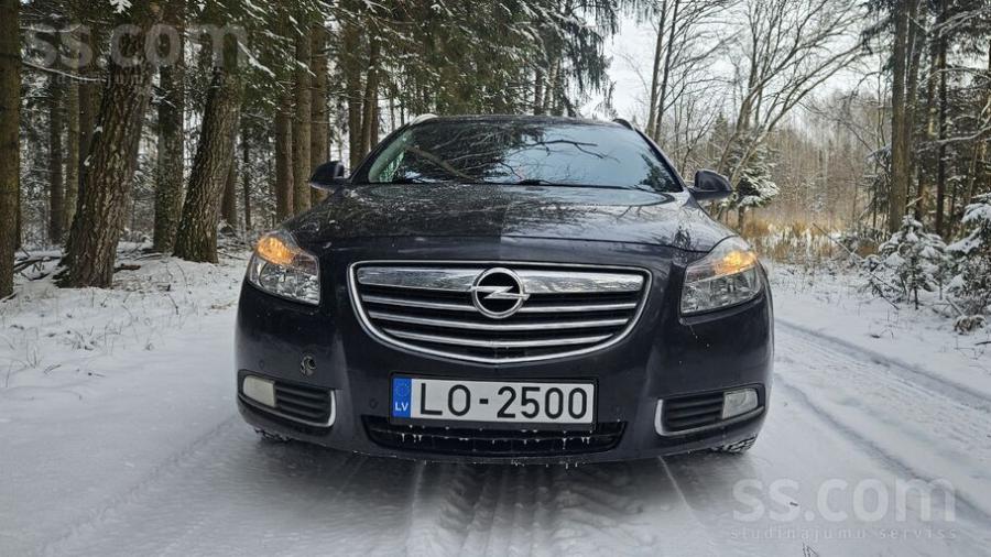 Black Opel Insignia 2010 in Rezekne, with an engine capacity of 2.00 L and mileage of 352 thousand km for 3300 €, photo 2 on AUTOMOTO.COM.LV