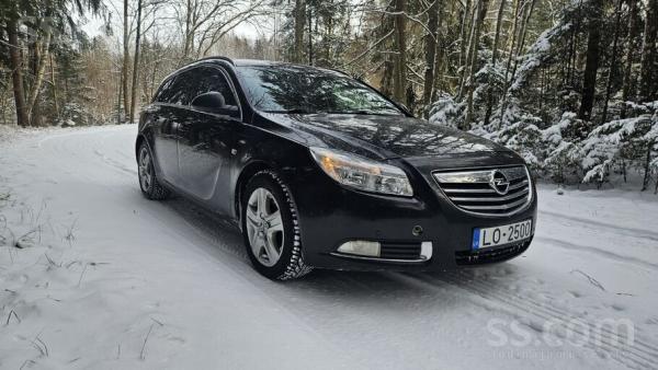 Black Opel Insignia 2010 in Rezekne, with an engine capacity of 2.00 L and mileage of 352 thousand km for 3300 €, photo 3 on AUTOMOTO.COM.LV