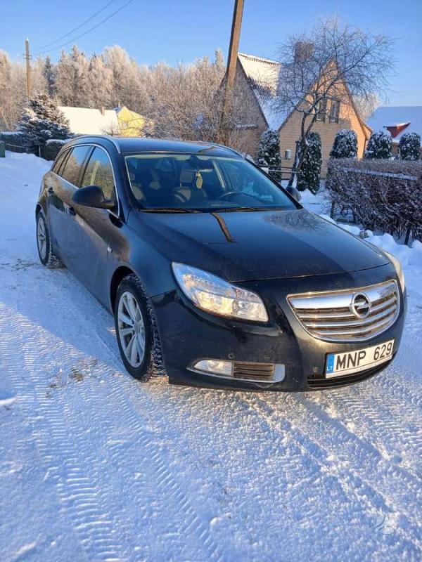 Black Opel Insignia 2010 in Kelme, with an engine capacity of 1.96 L and mileage of 299 thousand km for 2850 €, photo 1 on AUTOMOTO.COM.LV