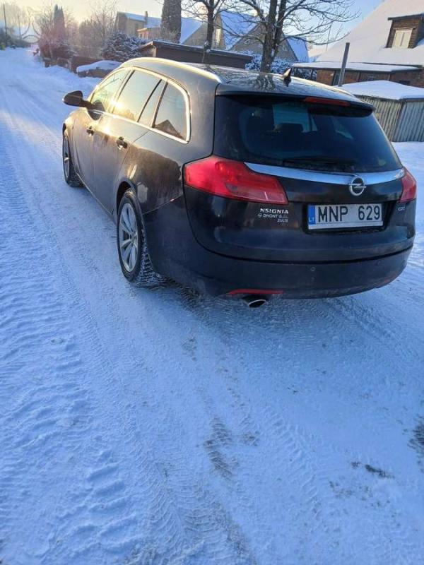 Black Opel Insignia 2010 in Kelme, with an engine capacity of 1.96 L and mileage of 299 thousand km for 2850 €, photo 4 on AUTOMOTO.COM.LV