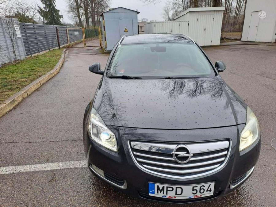 Black Opel Insignia 2010 in Kaunas, with an engine capacity of 1.96 L and mileage of 320 thousand km for 2200 €, photo 1 on AUTOMOTO.COM.LV