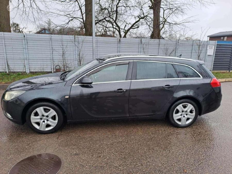 Black Opel Insignia 2010 in Kaunas, with an engine capacity of 1.96 L and mileage of 320 thousand km for 2200 €, photo 8 on AUTOMOTO.COM.LV