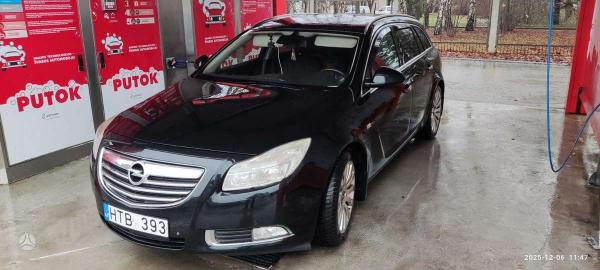 Black Opel Insignia 2010 in Vilnius, with an engine capacity of 1.96 L and mileage of 298 thousand km for 2600 €, photo 1 on AUTOMOTO.COM.LV