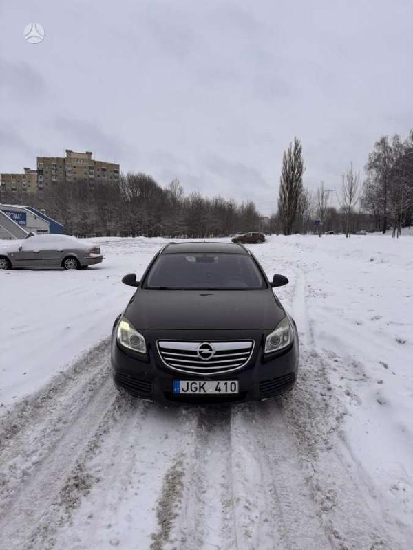 Black Opel Insignia 2010 in Vilnius, with an engine capacity of 1.96 L and mileage of 334 thousand km for 2500 €, photo 1 on AUTOMOTO.COM.LV