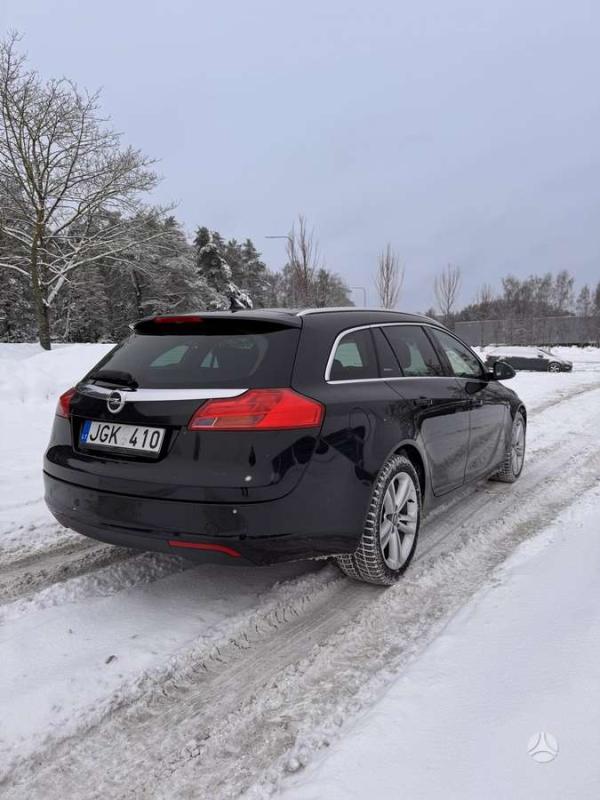 Black Opel Insignia 2010 in Vilnius, with an engine capacity of 1.96 L and mileage of 334 thousand km for 2500 €, photo 3 on AUTOMOTO.COM.LV