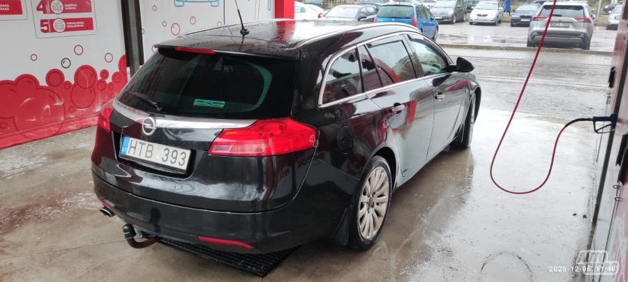 Black Opel Insignia 2010 in Ukmerge, with an engine capacity of 2.00 L and mileage of 294 thousand km for 2800 €, photo 4 on AUTOMOTO.COM.LV