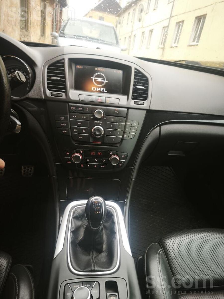 Black Opel Insignia 2010 in Talsi, with an engine capacity of 2.00 L and mileage of 295 thousand km for 3320 €, photo 5 on AUTOMOTO.COM.LV