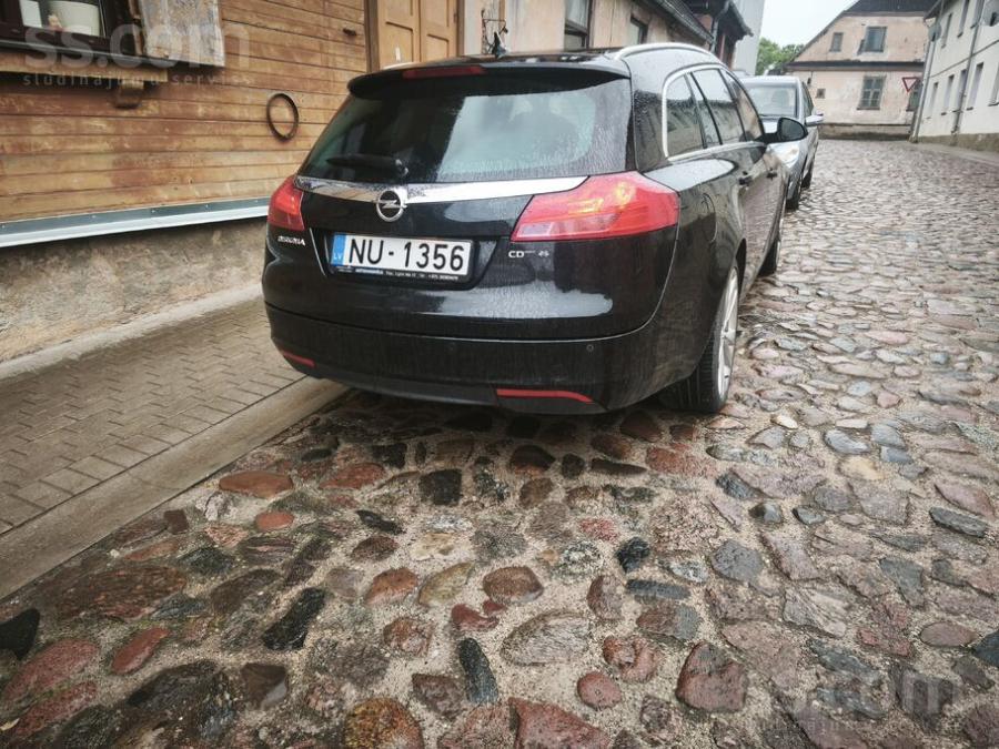 Black Opel Insignia 2010 in Talsi, with an engine capacity of 2.00 L and mileage of 295 thousand km for 3320 €, photo 7 on AUTOMOTO.COM.LV