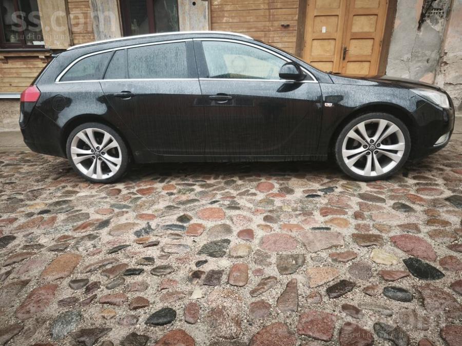 Black Opel Insignia 2010 in Talsi, with an engine capacity of 2.00 L and mileage of 295 thousand km for 3320 €, photo 8 on AUTOMOTO.COM.LV