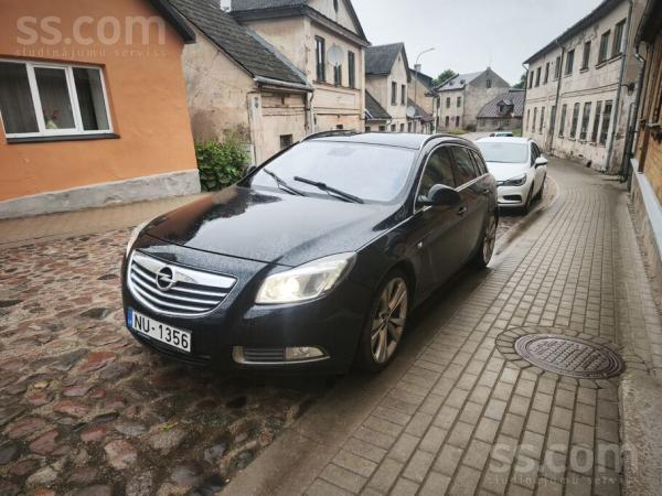Black Opel Insignia 2010 in Talsi, with an engine capacity of 2.00 L and mileage of 295 thousand km for 3320 €, photo 8 on AUTOMOTO.COM.LV