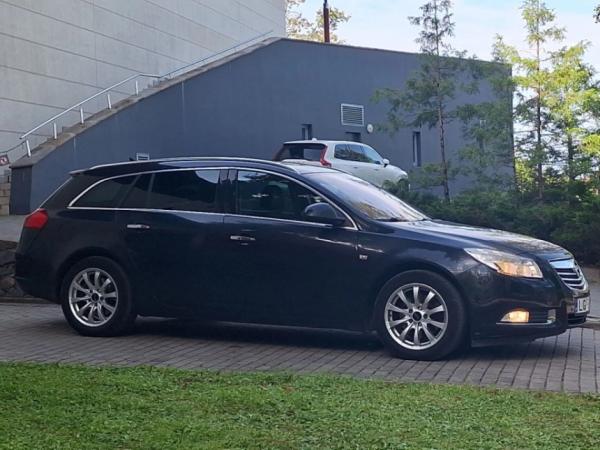 Black Opel Insignia 2010 in Riga, with an engine capacity of 2.00 L and mileage of 259 thousand km for 3500 €, photo 5 on AUTOMOTO.COM.LV