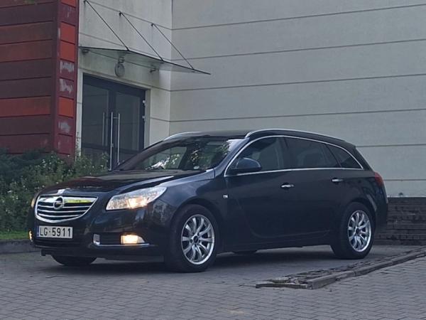 Black Opel Insignia 2010 in Riga, with an engine capacity of 2.00 L and mileage of 259 thousand km for 3500 €, photo 9 on AUTOMOTO.COM.LV
