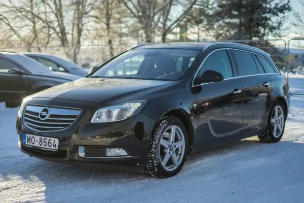 Black Opel Insignia 2010 in Liepaja, with an engine capacity of 2.00 L and mileage of 309 thousand km for 5100 €, photo 1 on AUTOMOTO.COM.LV