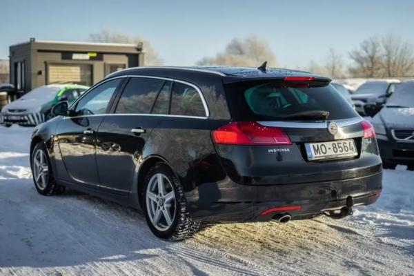 Black Opel Insignia 2010 in Liepaja, with an engine capacity of 2.00 L and mileage of 309 thousand km for 5100 €, photo 2 on AUTOMOTO.COM.LV