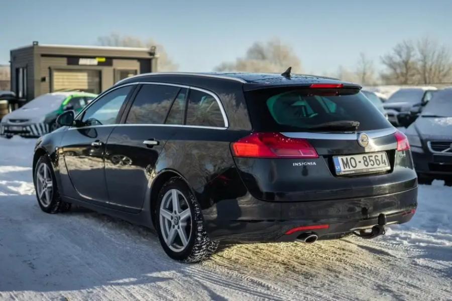 Black Opel Insignia 2010 in Liepaja, with an engine capacity of 2.00 L and mileage of 309 thousand km for 5100 €, photo 3 on AUTOMOTO.COM.LV