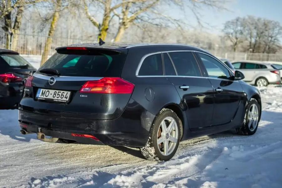 Black Opel Insignia 2010 in Liepaja, with an engine capacity of 2.00 L and mileage of 309 thousand km for 5100 €, photo 5 on AUTOMOTO.COM.LV
