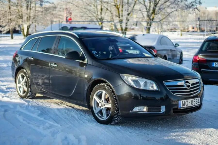 Black Opel Insignia 2010 in Liepaja, with an engine capacity of 2.00 L and mileage of 309 thousand km for 5100 €, photo 6 on AUTOMOTO.COM.LV